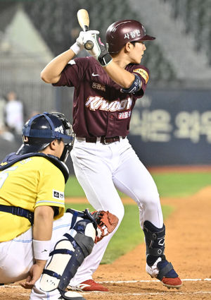 [사진]타석에 들어선 송지후 - OSEN