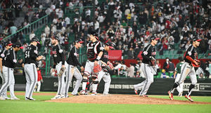 [사진]LG,'SSG 4-1 잡고 주말3연전 기선제압' - OSEN