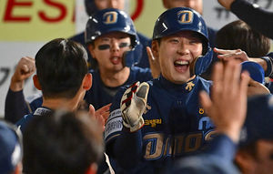 "무조건 20홈런 친다" 류현진 100승 저지한 주인공…16시간 시차 잊은 조력자는 잠을 못 잔다 - OSEN