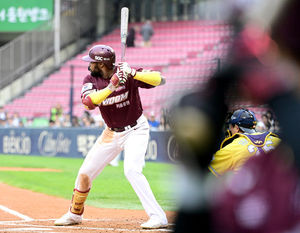 [사진]키움 도슨, '흙 묻은 유니폼 그대로 입고 DH 2차전 출격' - OSEN