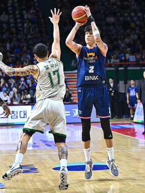 [사진] 최준용, 짜릿한 3점슛 - OSEN