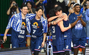 [사진] 챔프전 진출 기쁨 나누는 부산 KCC - OSEN