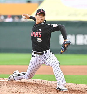 ‘트레이드 복덩이 되나’ 151km 사이드암, 3번째 1군 콜업→3번째 등판→1이닝 무실점 ‘데뷔 첫 승’ - OSEN