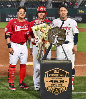 [사진] 468홈런 기록 달성 최정, 추신수 전준우와 기념촬영 - OSEN