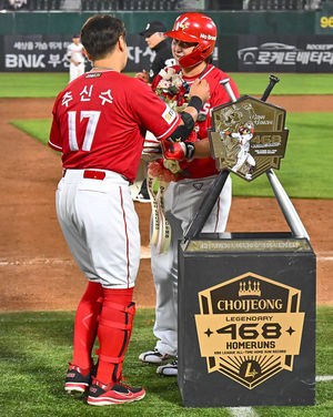 [사진] 최정, 468홈런 기록 달성 - OSEN