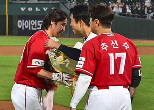 [사진] 전준우 축하 받는 최정, 468홈런 기록 달성 - OSEN