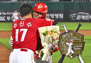 [사진] 추신수 축하 받는 최정, 468홈런 기록 달성 - OSEN
