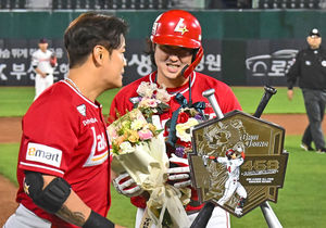 [사진] 미소짓는 최정, 468홈런 기록 달성 - OSEN