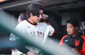 이정후 잘 피했다, 149km 강속구에 맞을 뻔…아찔했던 ML 데뷔 첫 교체 출장, 볼넷 출루 - OSEN