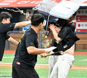 [사진]양현종,'사람잡는 170승 축하 세리머니' - OSEN