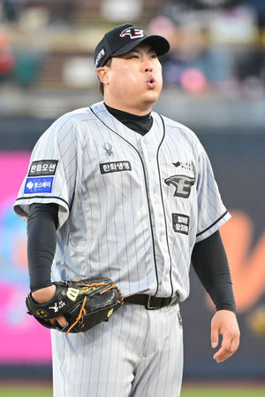 천하의 류현진도 예민해졌다, KBO 흥행 신기록 세운 날 6연패라니…믿기지 않는 한화 부진 왜? - OSEN