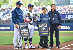 [사진] 손아섭, 2000경기 출장(KBO 통산 19번째)과 1000타점(KBO 통산 24번째) 수상 - OSEN