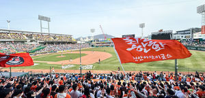 ‘1000만 관중도 보인다’ KBO, 역대 2번째 페이스 200만 관중 달성…한화, 14G 연속 매진 연일 신기록 - OSEN