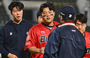 '내복사근 부상→7G 홈런 無→다시 2군행'…'강정호 레슨' 한동희. 김태형 앞에서 아무 것도 못 보여줬다 - OSEN