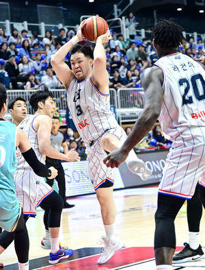 [사진]KCC 이승현, '혼신의 볼 사수' - OSEN