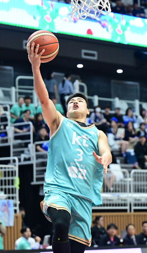 [사진]KT 정성우, '그대로 올려놓는다' - OSEN