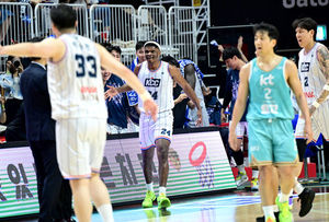 [사진]KCC 존슨, '2쿼터 폭격' - OSEN