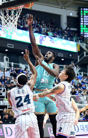 [사진]KT 에릭, 'KCC 넘는다' - OSEN