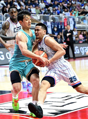 [사진]KT 허훈, 'KCC 에피스톨라 돌파 저지' - OSEN