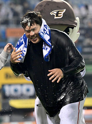 [사진]몬스터 류현진, 'KBO리그 100승 돌파 물세례' - OSEN