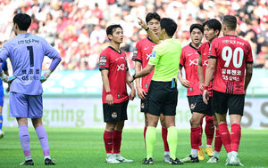 [사진]VAR 끝에 페널티킥 내준 FC서울의 어필 - OSEN