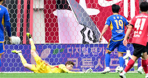 [사진]상암벌 5만 2600명 관중 앞 선방쇼 펼치는 울산 GK 조현우 - OSEN