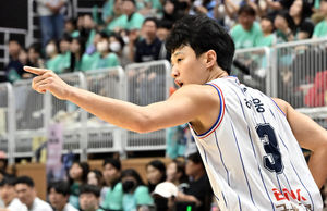 '부자 MVP 탄생' 허웅, 동생 넘고 챔프전 MVP 등극...라건아 4표 차로 따돌렸다[오!쎈 수원] - OSEN