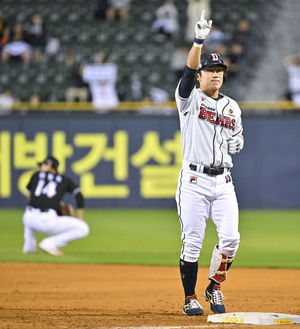 [사진]허경민,'KT 울리는 1타점 적시타' - OSEN