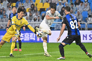 [사진]이범수 GK 놓친 공 슛 시도하는 박동진 - OSEN