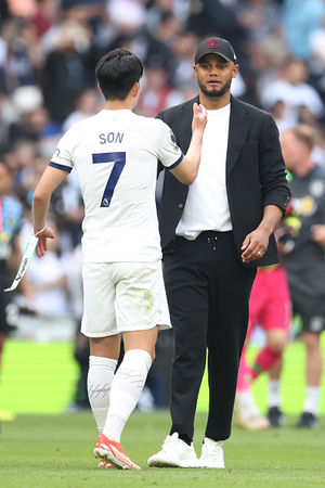 '4위 진입 희망' SON-'강등' 번리 콤파니 감독, 경기 후 악수... 희비 교차하는 순간 - OSEN