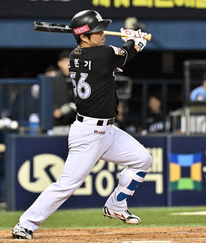 [사진]신본기 적시타로 한 점 더 따라가는 KT - OSEN
