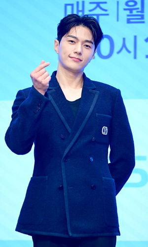 [사진]김명수,'러블리 K하트' - OSEN