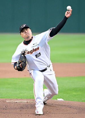 류현진, 5년 만에 110구 투혼…NC전 6이닝 2실점 QS, 시즌 3승 요건 갖췄다 - OSEN