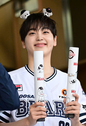 [사진]크래비티 형준,'두산 마스코트' - OSEN