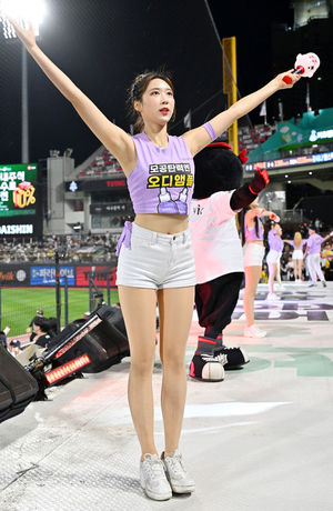 [사진]KT 치어리더 이금주,'긴 팔다리 뽐내며 응원' - OSEN