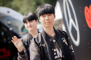 [MSI] '페이즈-리헨즈 펄펄'...젠지, 화끈한 공세로 2-0 리드 '우승 눈앞' - OSEN