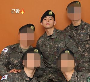 '10kg 증량' 뷔, 살쪘는데 더 잘생긴 외모..군복이 찰떡 [Oh!쎈 이슈] - OSEN