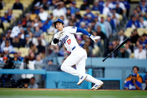 'NL 홈런왕 경쟁' 오타니의 기습 번트→2G 연속 안타…야마모토는 'KKKKKKKK' 5승 사냥 [LAD 리뷰] - OSEN