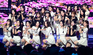 [사진]트리플에스(tripleS),'꽃잎이 휘날려' - OSEN