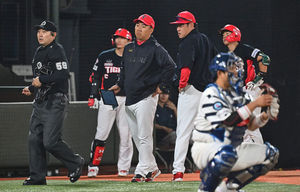 [사진] 이범호 감독, ABS 스트라이크 답답하네 - OSEN