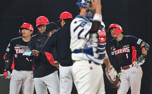 [사진] 이범호 감독, ABS 패드 보며 어필? - OSEN