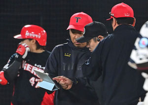 “태블릿에는 빠진 볼” 감독은 항의하고 선수는 헬멧 내동댕이...불만 폭주 ABS, 이상과 현실이 좁혀지지 않는다 - OSEN