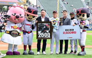 [사진]오지환, 2500루타 달성 KBO 기념상 시상식 - OSEN