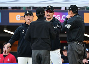 1년 전 구단주 항의 방문, 작년엔 아웃→올해는 세이프…왜 다른 판정이었을까, SSG 항의 공문에 KBO는 어떻게 답할까 - OSEN