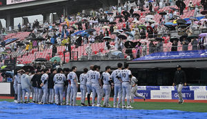 [사진]우천취소에 관중 향해 인사하는 KT - OSEN