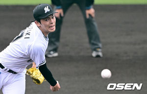 '165km' 퍼펙트 괴물 투수, ML 도전한다...日 매체 "시즌 후 포스팅 신청...거의 모든 구단이 영입 경쟁 뛰어들 듯" - OSEN