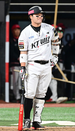 FA 계약→최고령 홈런왕→부진→대타 전락…30억 국민거포, 왜 돌연 방출 요청했나 - OSEN