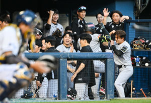 [사진]선제 투런포 로하스 기뻐하는 KT - OSEN