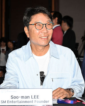 [사진]이수만 SM 전 총괄 프로듀서,'1년 3개월 만에 공식석상' - OSEN