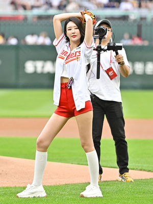 [사진]미모의 바이올리스트 한미나 섹시 시구 - OSEN